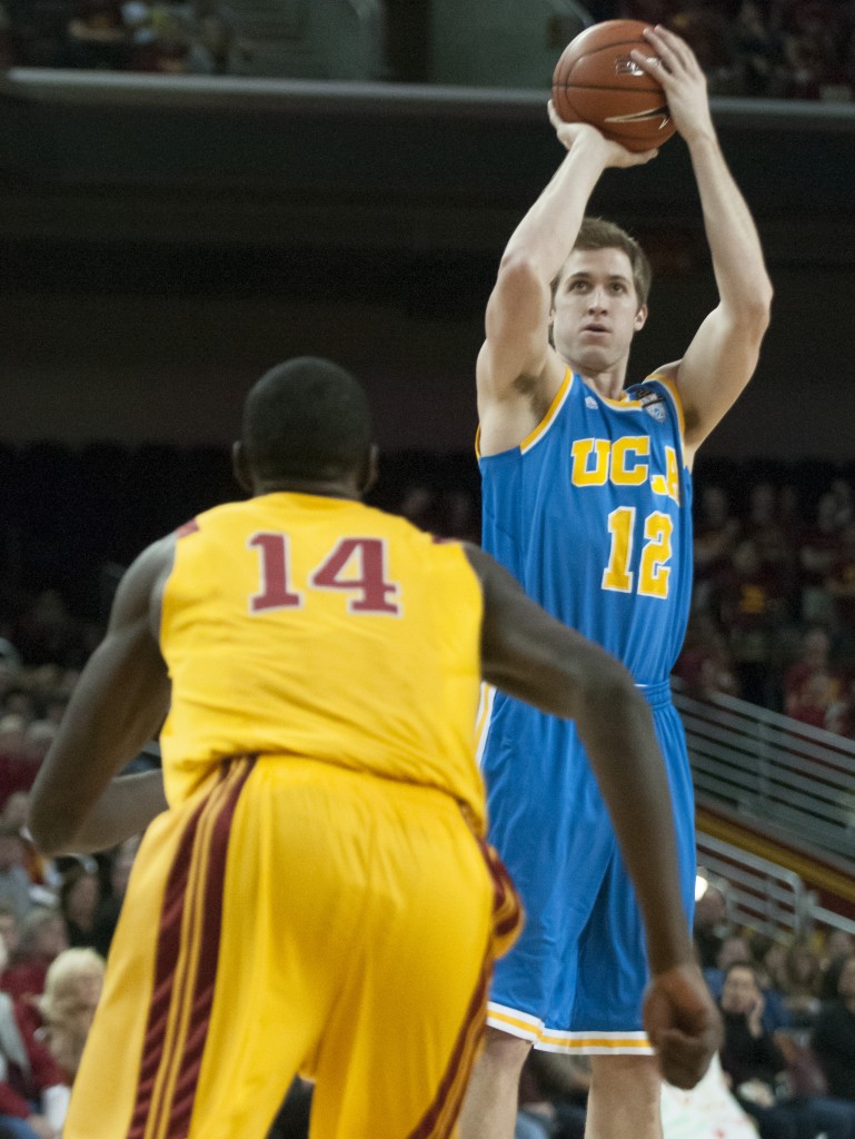 Men’s basketball defeats Trojans with career-best performances - Daily ...