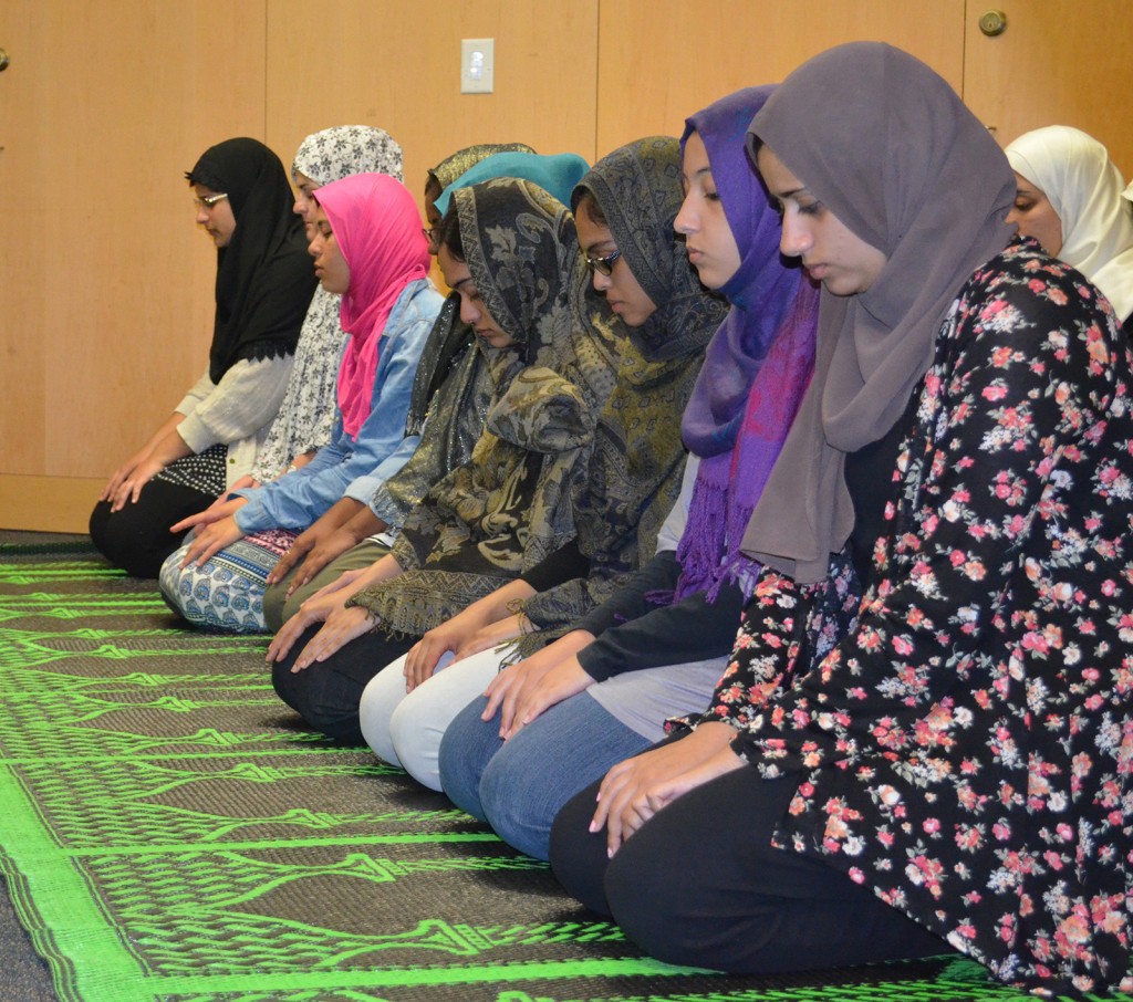 Students gather on campus to celebrate end of Ramadan - Daily Bruin