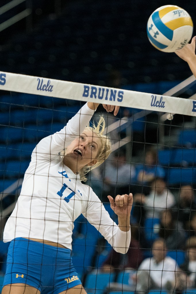 Women’s volleyball fails to win a set in second straight match, falls ...
