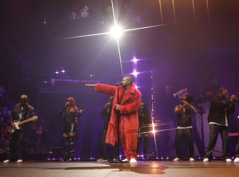 Concert review: Usher leads audiences through triumphant ‘Past Present ...