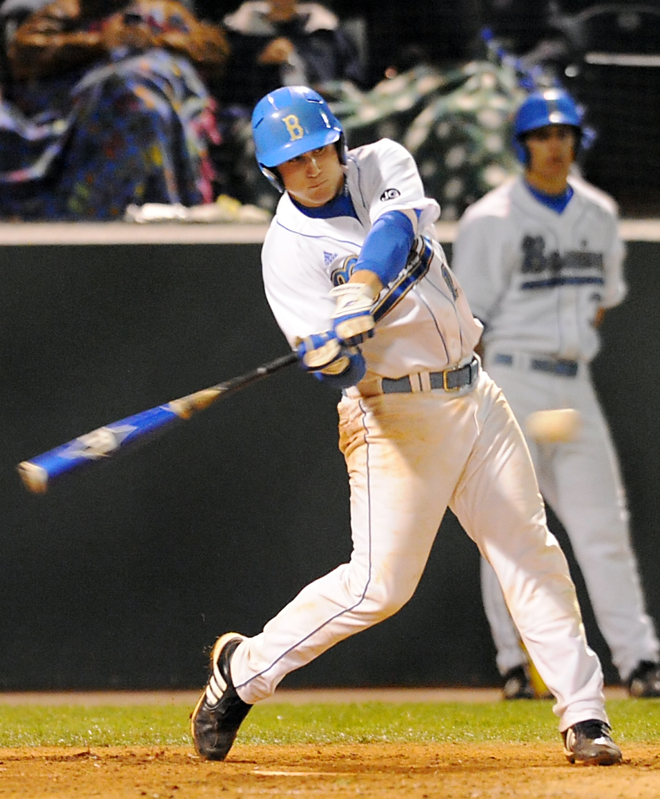 Baseball slugs hits over Dirtbags - Daily Bruin